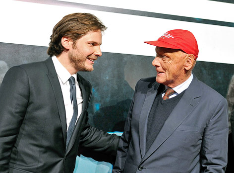 Niki Lauda zeigt sich "oben ohne" - news.ORF.at