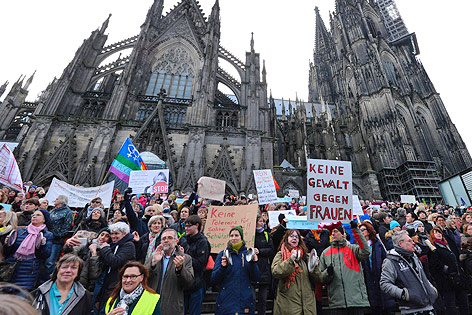 Polizei löst PEGIDA-Demo auf - news.ORF.at